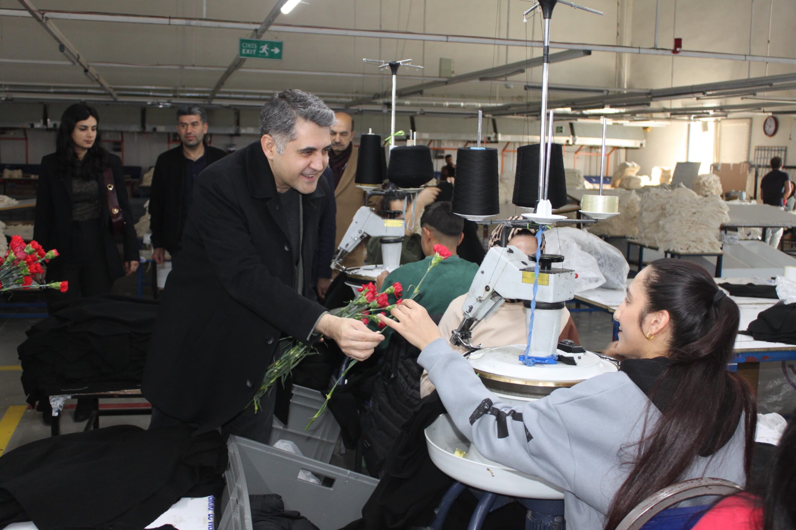 Aday Ceylandan Kadınlara Karanfilli Kutlama Batman Yön Gazetesi